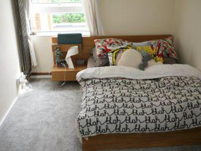 2 Bedrooms Flat for rent in Shuttleworth Road, London SW11
