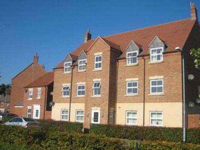 2 Bedrooms Flat for rent in Shaw Gardens, Langley, Slough SL3