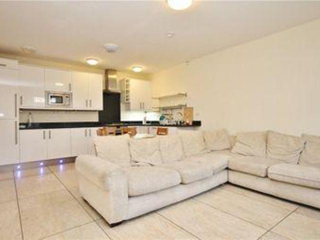 2 Bedrooms Flat for rent in Shepherds Bush Road, Shepherds Bush, London W6