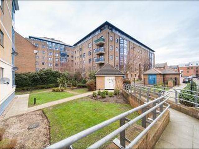 2 Bedrooms Flat for rent in Sherwood Gardens, Docklands E14