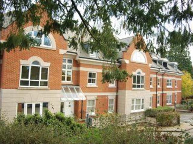 2 Bedrooms Flat for rent in Shortheath Road, Farnham, Surrey GU9