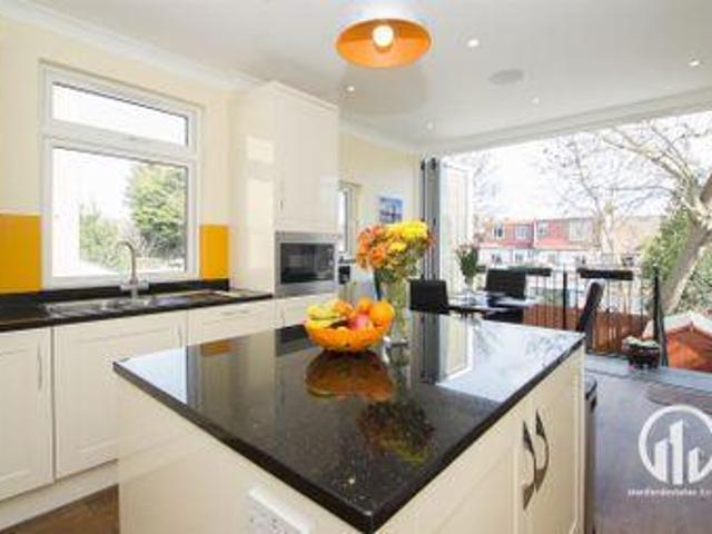 2 Bedrooms Flat for rent in Siddons Road, Forest Hill, London SE23