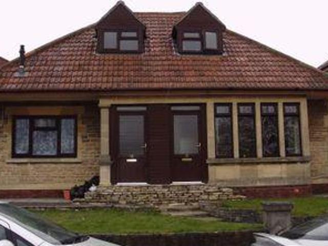 2 Bedrooms Flat for rent in Signal Road, Staple Hill, Bristol BS16