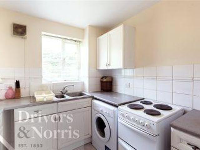 2 Bedrooms Flat for rent in Simms Gardens, East Finchley, London N2