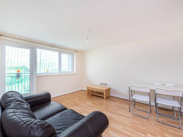 2 Bedrooms Flat for Rent in Singapore Road | Foxtons