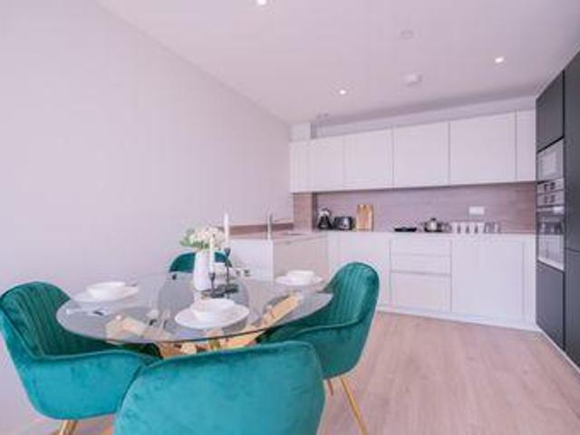 2 Bedrooms Flat for rent in Skylark Point, 48 Newnton Close, London N4