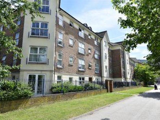 2 Bedrooms Flat for rent in Skerne Walk, Kingston Upon Thames KT2