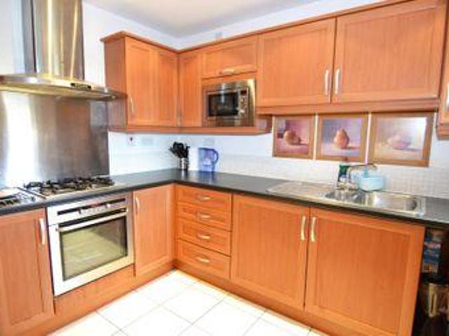 2 Bedrooms Flat for rent in Skerne Walk, Kingston Upon Thames KT2