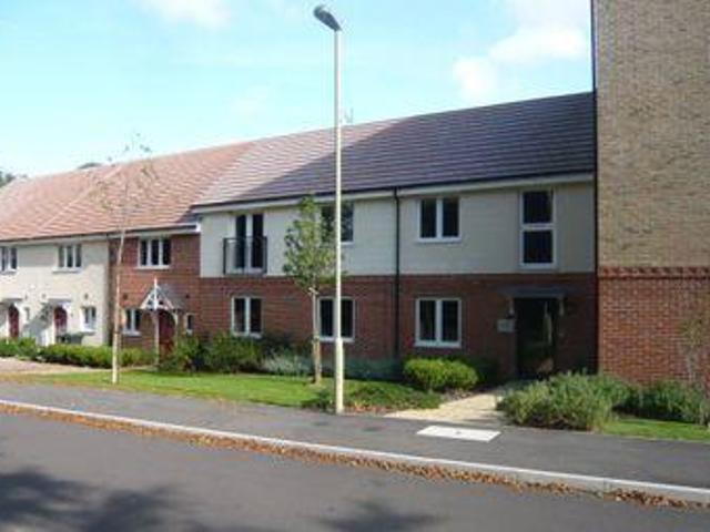 2 Bedrooms Flat for rent in Skippetts Gardens, Basingstoke RG21