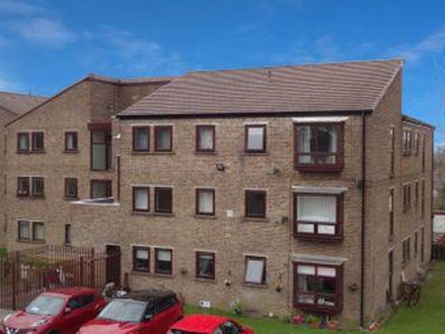 2 Bedrooms Flat for rent in Springfield Court, Banksfield Avenue, Yeadon, Leeds LS19