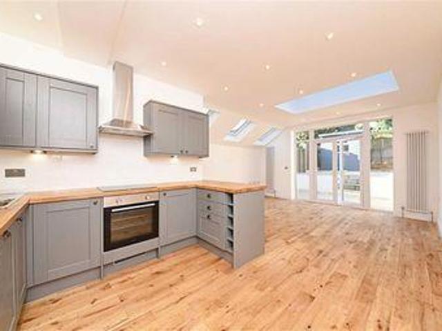 2 Bedrooms Flat for rent in Squires Lane, London N3
