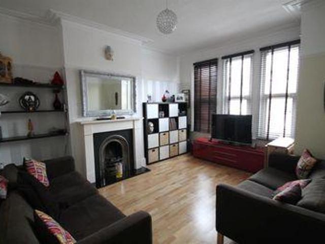 2 Bedrooms Flat for rent in Squires Lane, London N3
