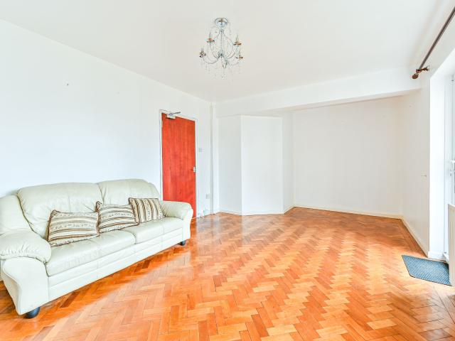 2 Bedrooms Flat for Rent in Studley Road, SW4 | Foxtons