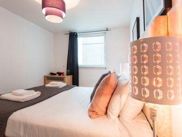 2 Bedrooms Flat for rent in St Georges Wharf, Vauxhall SW8