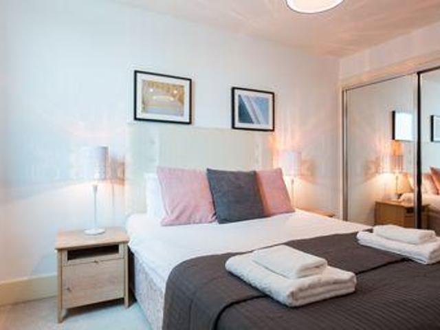 2 Bedrooms Flat for rent in St Georges Wharf, Vauxhall SW8