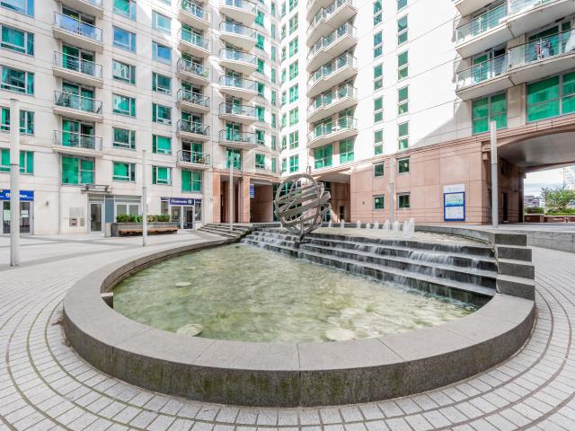 2 Bedrooms Flat for Rent in St Georges Wharf, SW8 | Foxtons