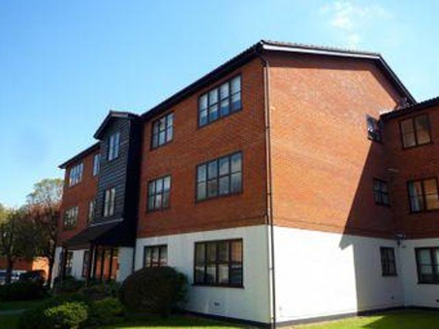 2 Bedrooms Flat for rent in St Georges Lodge, Queens Road, Weybridge KT13