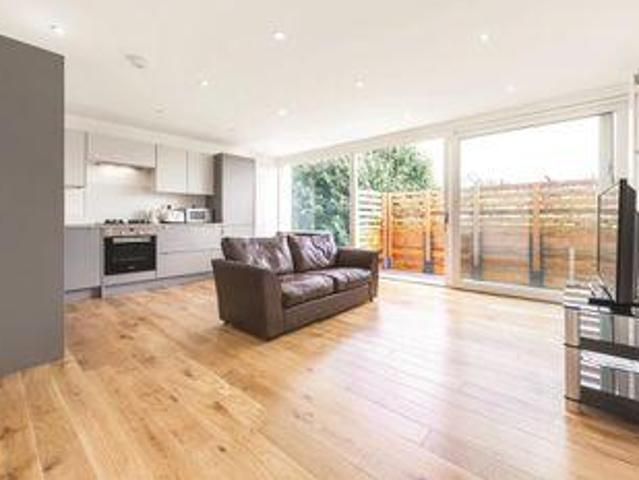 2 Bedrooms Flat for rent in St. John´s Hill, London SW11