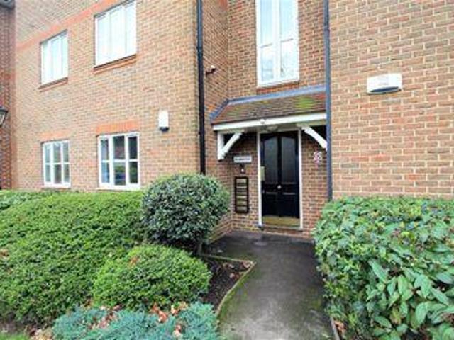 2 Bedrooms Flat for rent in St James Court, Aldersbrook, London E12