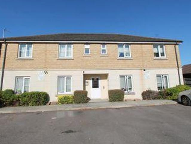 2 Bedrooms Flat for rent in St. Lukes Court, Hatfield AL10