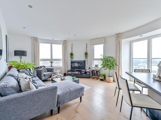 2 Bedrooms Flat for Rent in St Lukes Avenue | Foxtons