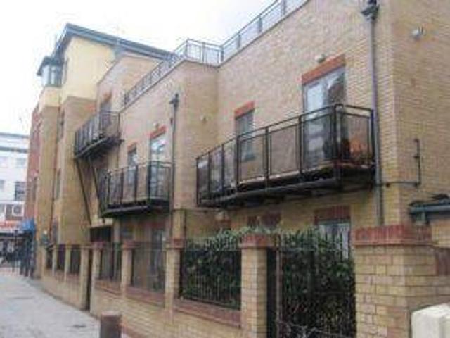 2 Bedrooms Flat for rent in St. Martins Ave, East Ham E6