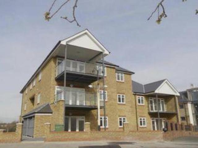 2 Bedrooms Flat for rent in St. Michaels Rise, Okehampton Crescent, Welling DA16