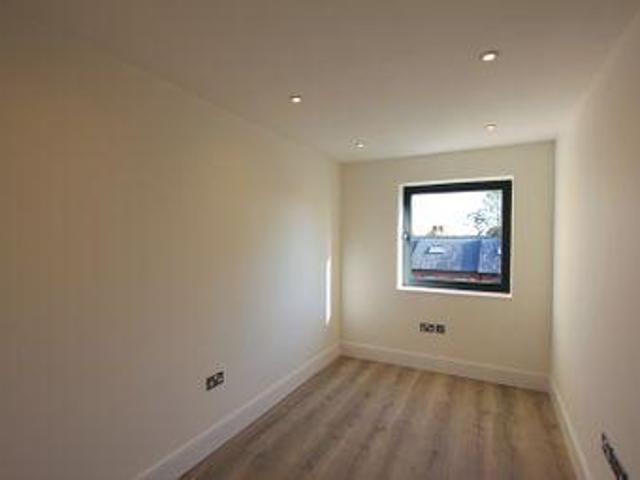 2 Bedrooms Flat for rent in St. Regis Close, London N10