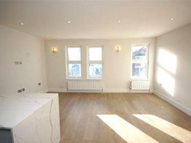 2 Bedrooms Flat for rent in Station Road, Finchley, London N3