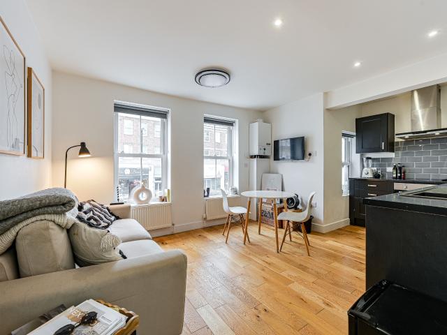 2 Bedrooms Flat for Rent in Station Road | Foxtons