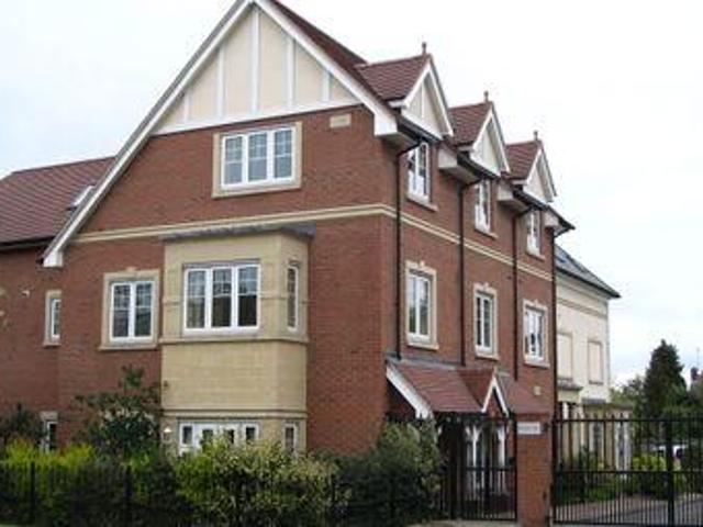 2 Bedrooms Flat for rent in Station Road, Hook RG27