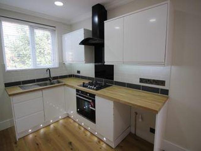 2 Bedrooms Flat for rent in Steele Road, London N17