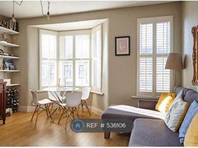 2 Bedrooms Flat for rent in Steele Road, London E11