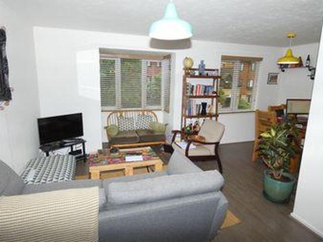 2 Bedrooms Flat for rent in Sterling Gardens, London SE14