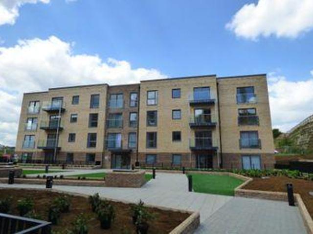 2 Bedrooms Flat for rent in Stirling Drive, Luton LU2