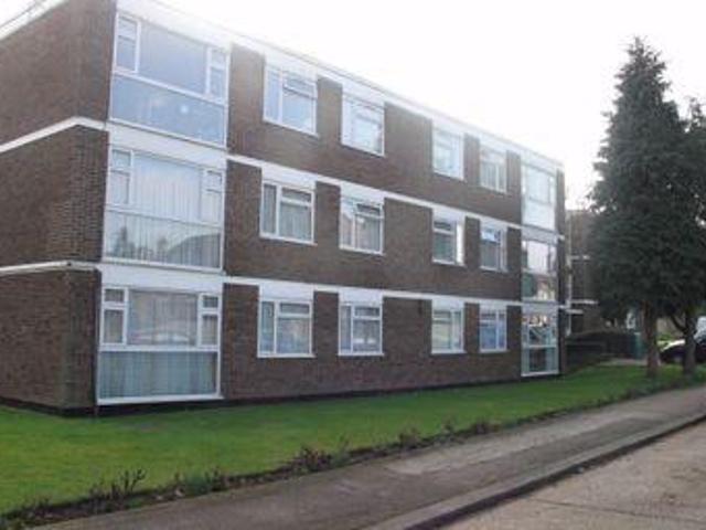 2 Bedrooms Flat for rent in Stratton Close, Edgware, Middlesex HA8