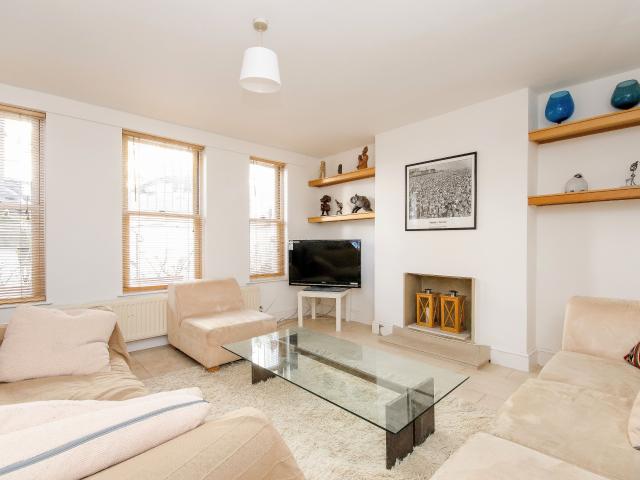 2 Bedrooms Flat for Rent in Stratford Road | Foxtons