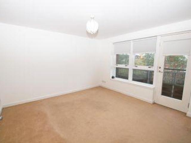 2 Bedrooms Flat for rent in Strathblane Gardens, Glasgow G131Bx G13