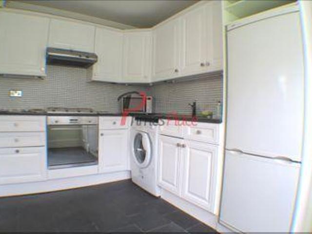 2 Bedrooms Flat for rent in Strathdon Drive, Tooting SW17