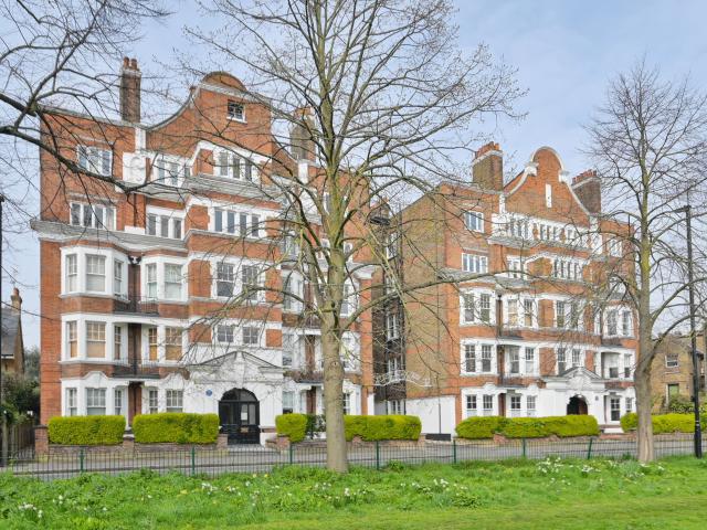2 Bedrooms Flat for Rent in Sutton Lane North | Foxtons