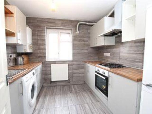 2 Bedrooms Flat for rent in Sunbury Street, London SE18