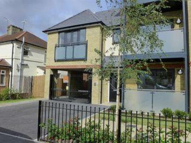 2 Bedrooms Flat for rent in Swan Road, West Drayton, Middlesex UB7