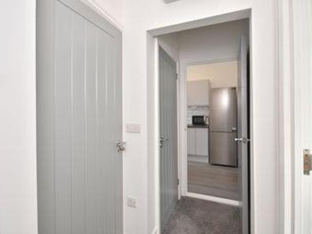 2 Bedrooms Flat for rent in Swansea SA2