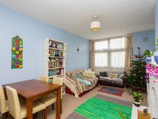 2 Bedrooms Flat for rent in Swanton Gardens, London SW19