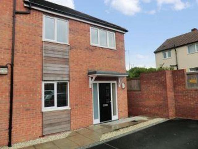 2 Bedrooms Flat for rent in Swarcliffe Approach, Leeds LS14