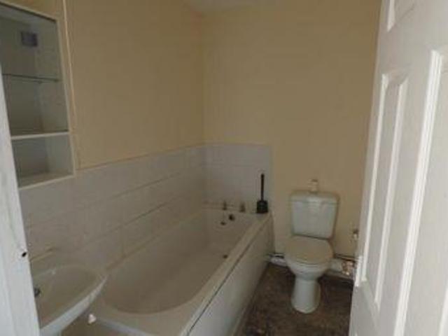 2 Bedrooms Flat for rent in Potovens Lane, Wakefield WF1