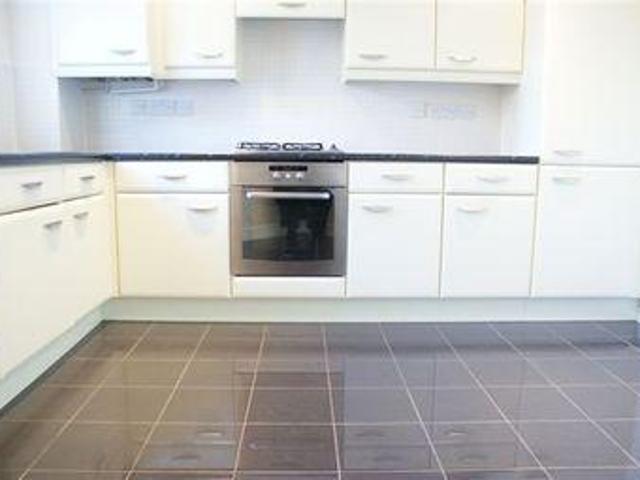 2 Bedrooms Flat for rent in Potters Court, Fenton Hall Close, Stoke On Trent ST4