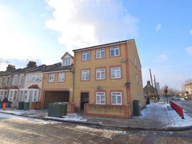 2 Bedrooms Flat for rent in Pond Road, Stratford, London E15