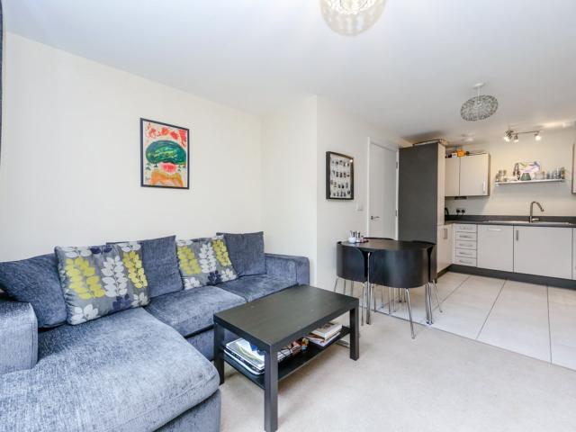 2 Bedrooms Flat for Rent in Pooles Park | Foxtons