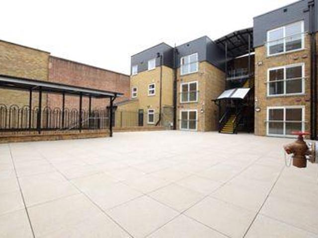 2 Bedrooms Flat for rent in Postway Mews c, Ilford, Essex IG1